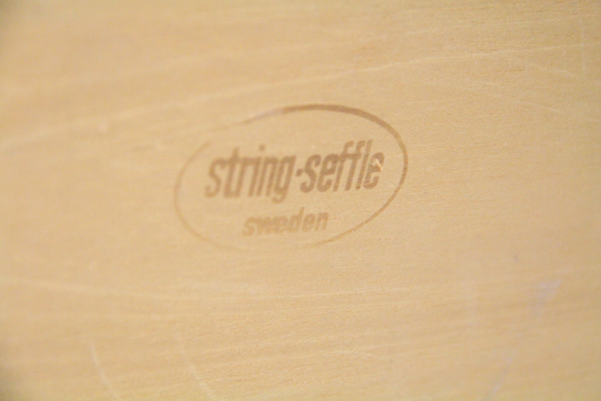 Matbord med kaklad skiva String-Säffle | Auktion.se